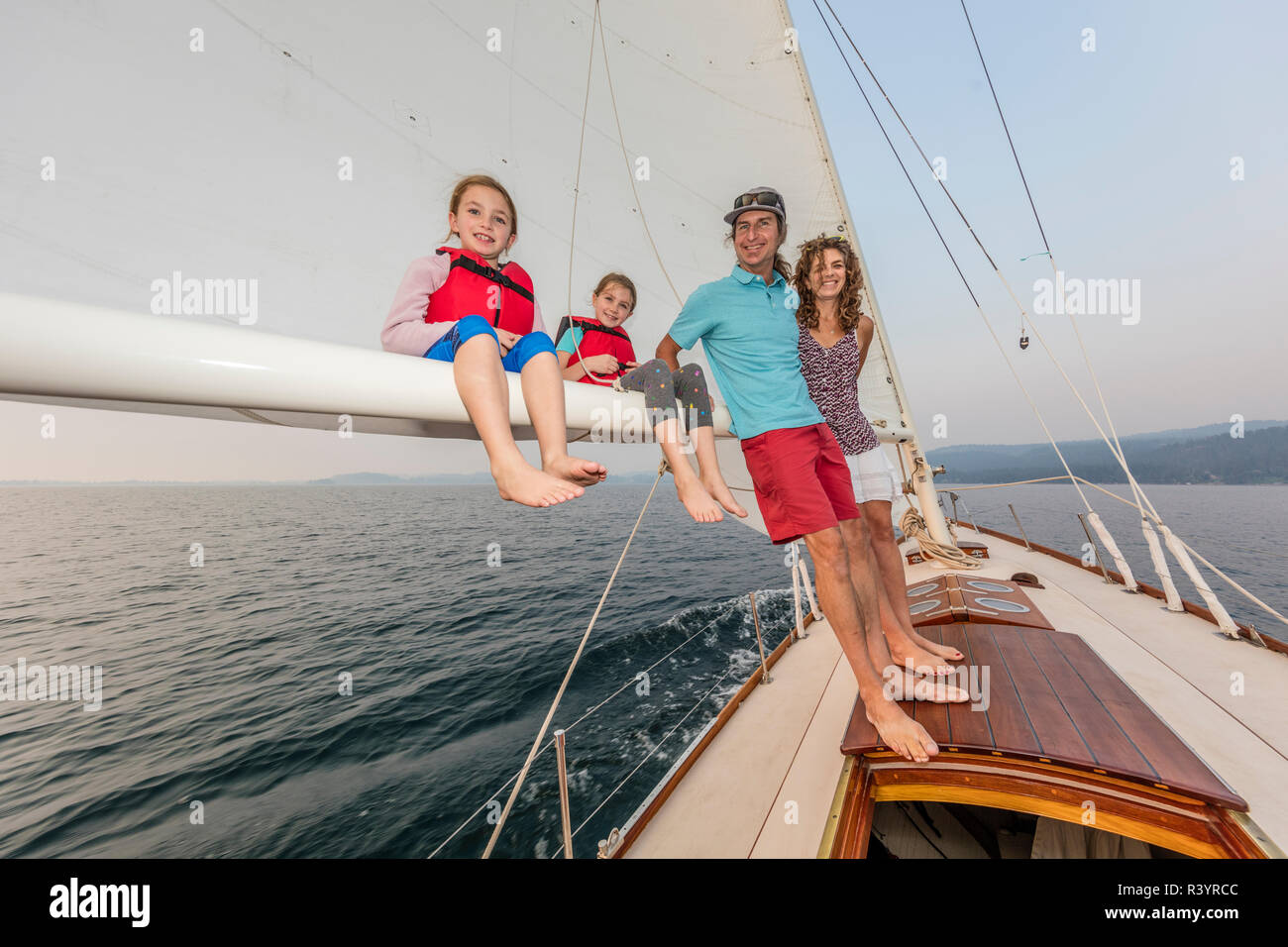 Family sailing hi-res stock photography and images - Alamy