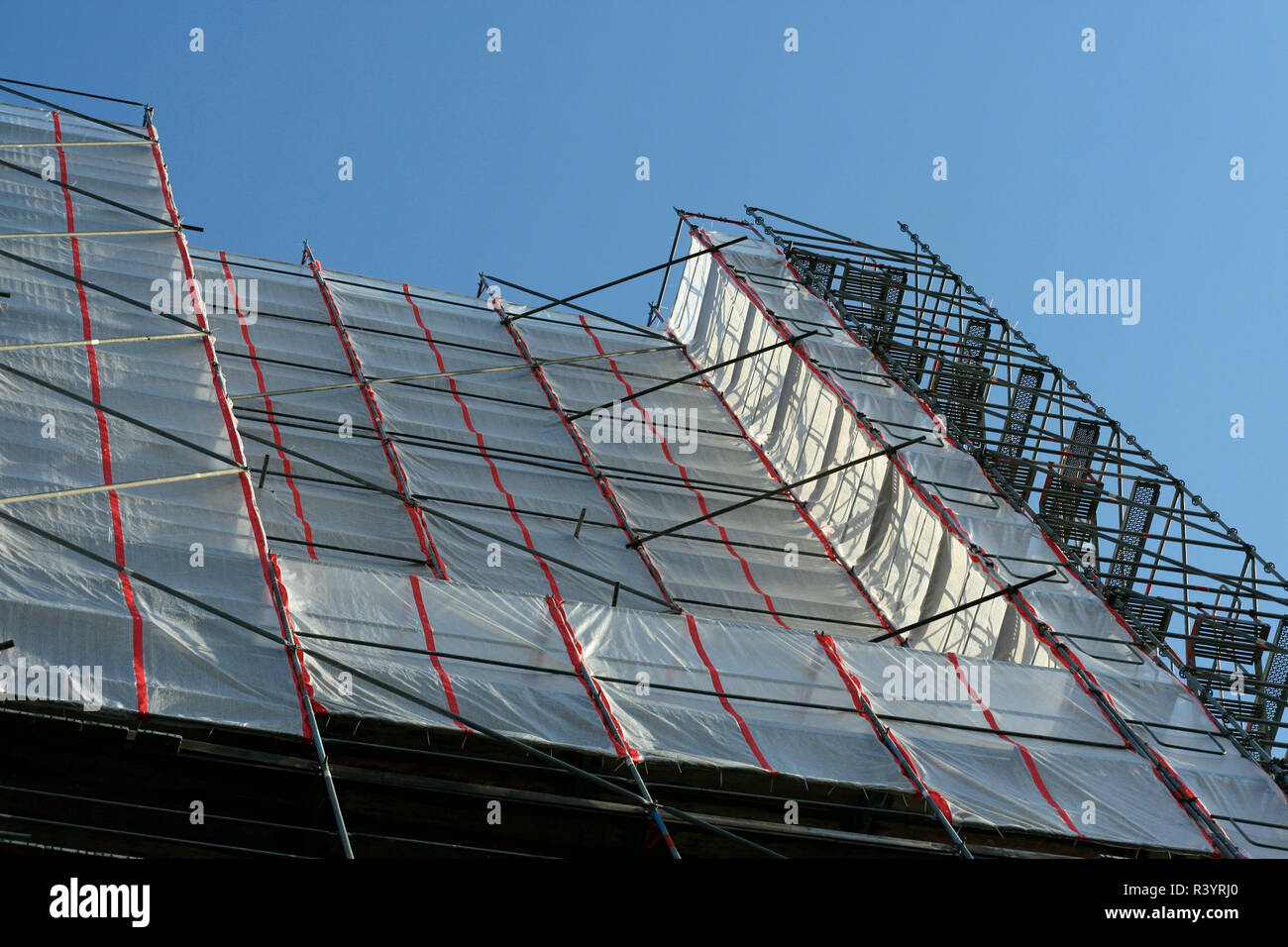 Tarpaulin scaffold building site hi-res stock photography and images ...