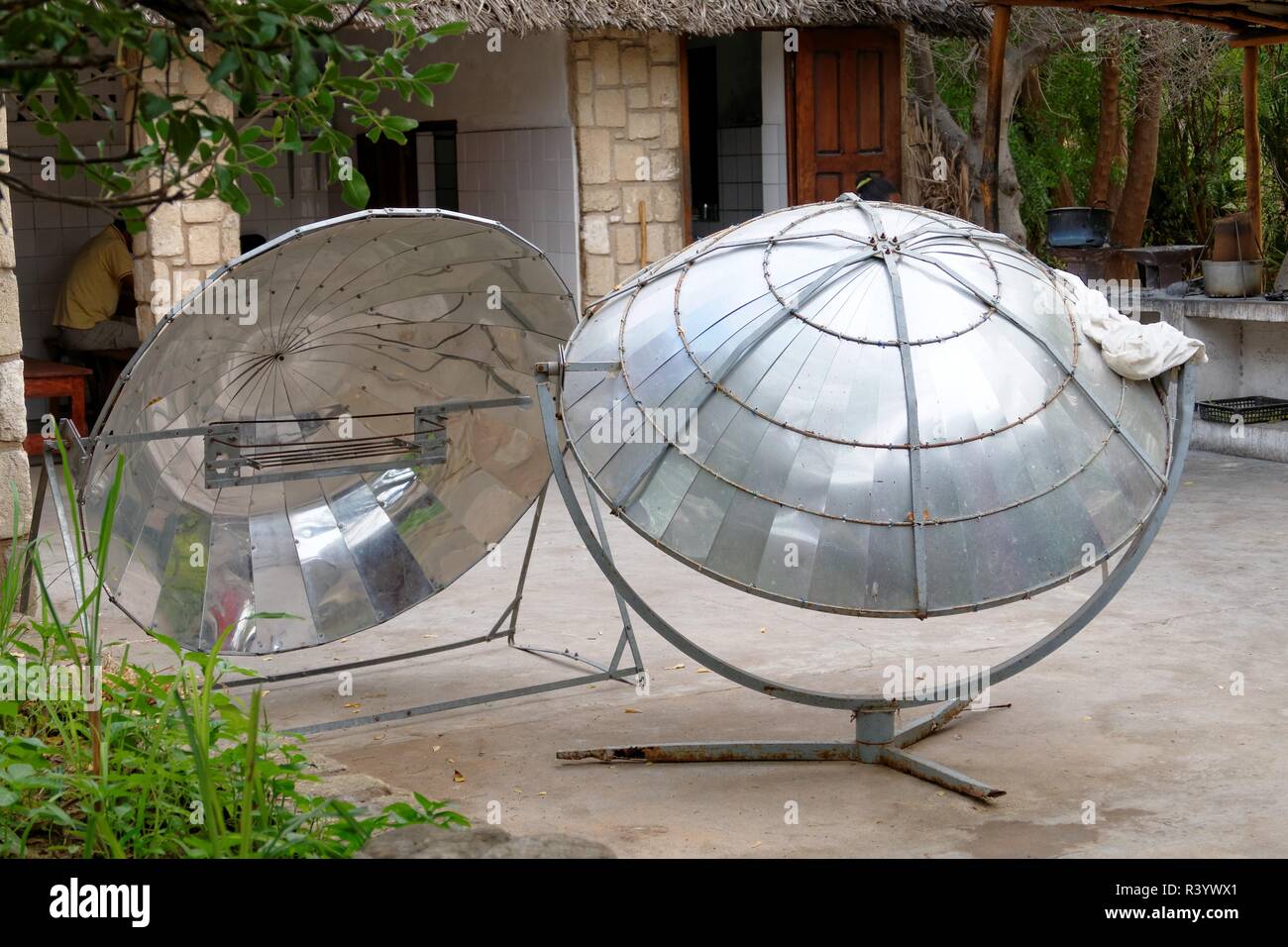 Parabolic solar oven hi-res stock photography and images - Alamy