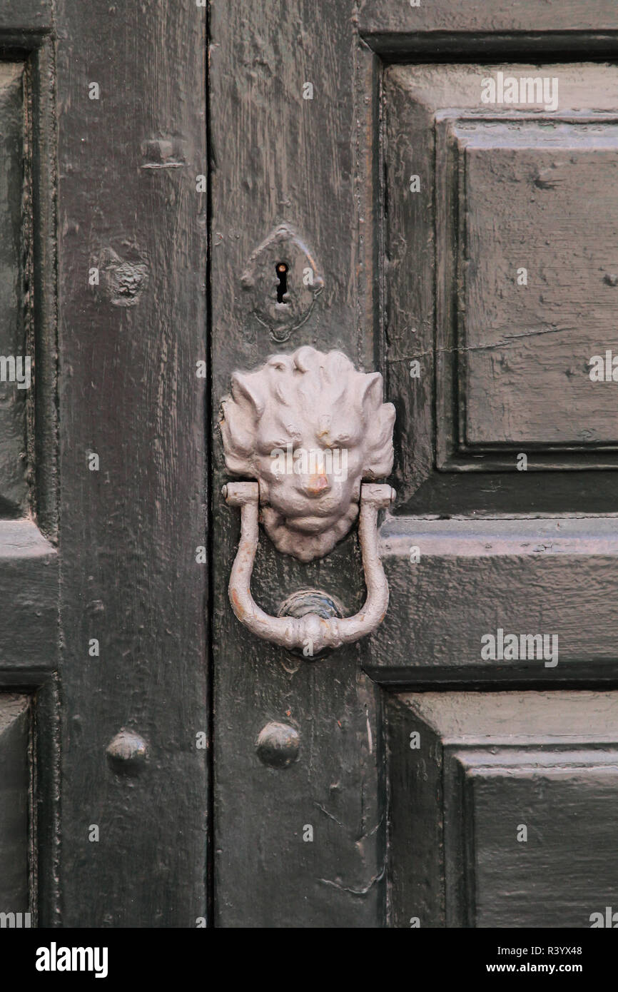 Tapping door hi-res stock photography and images - Alamy