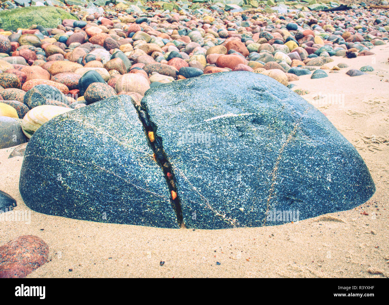 Rounded boulder on a beach hi-res stock photography and images - Alamy