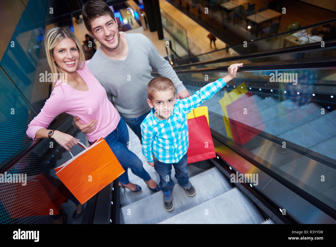 family in shopping mall Stock Photo - Alamy