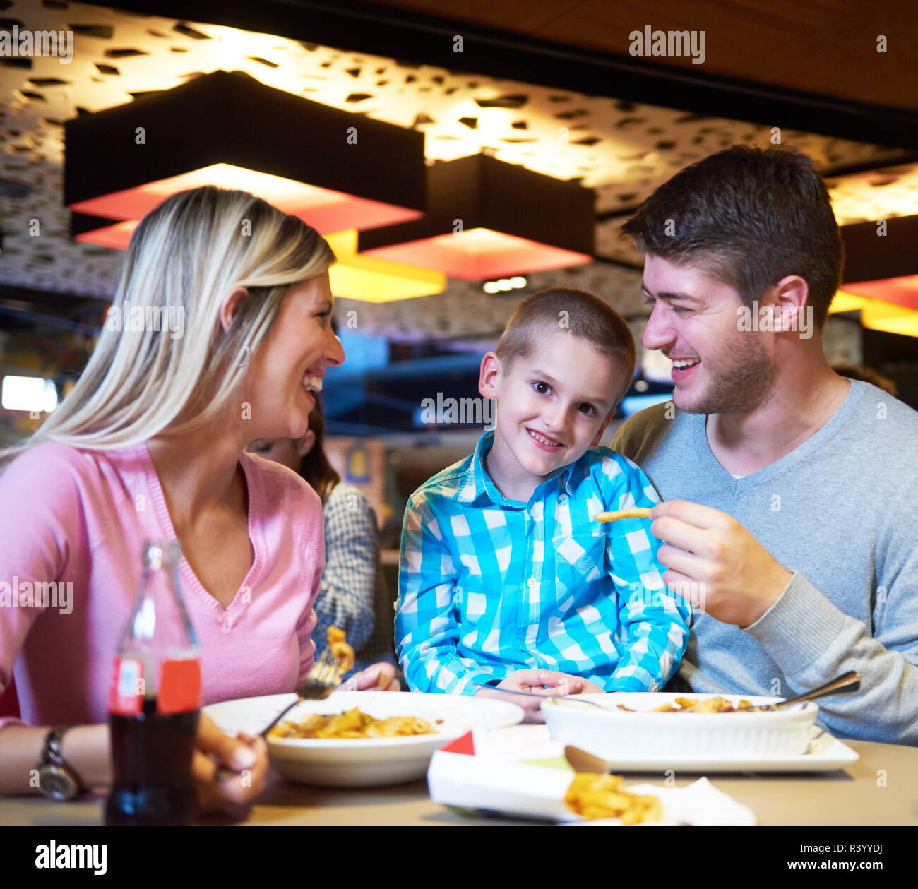 Family eats shopping hi-res stock photography and images - Alamy