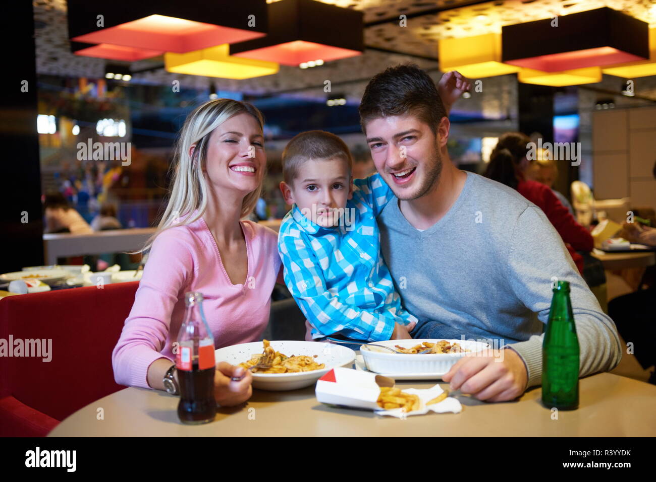 Family eats shopping hi-res stock photography and images - Alamy