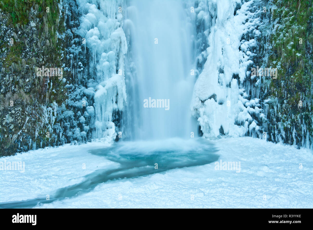 Lower Multnomah Falls, winter, frozen, Columbia River Gorge, Oregon ...