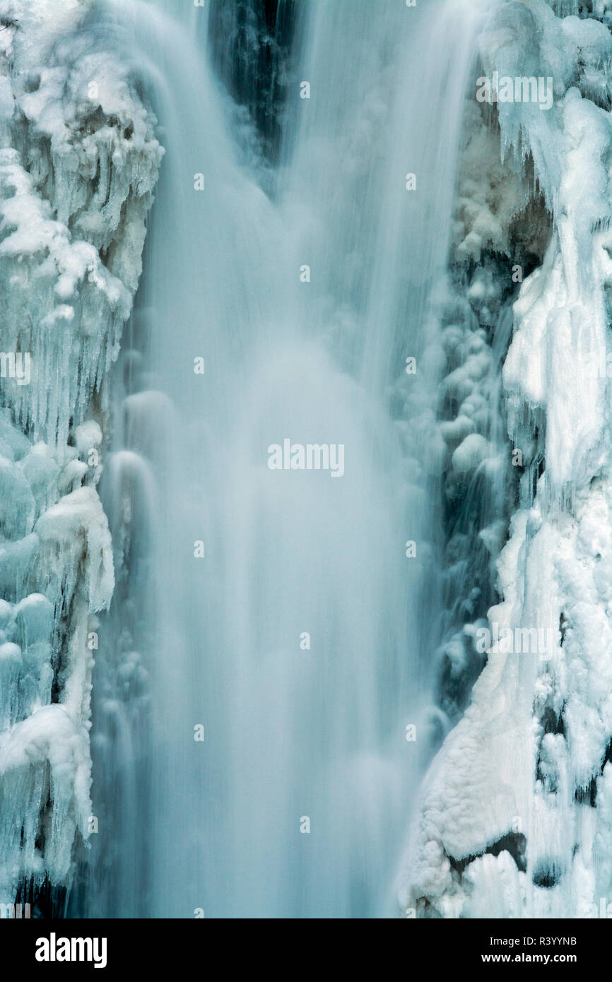 Multnomah falls frozen hi-res stock photography and images - Alamy