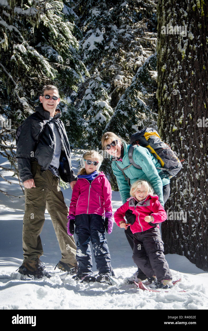 Snowshoeing family hi-res stock photography and images - Alamy