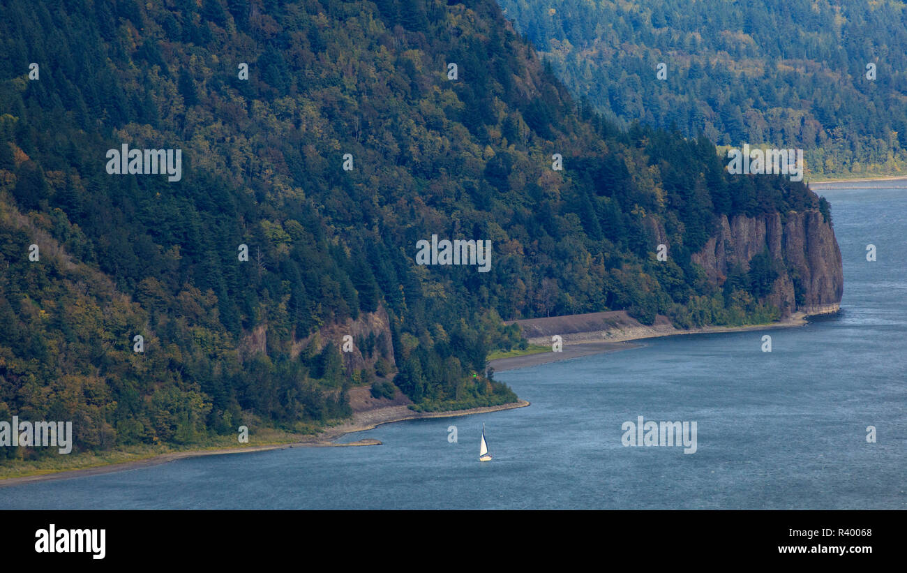 Sailing the Columbia River, Columbia River Gorge from Oregon Stock ...