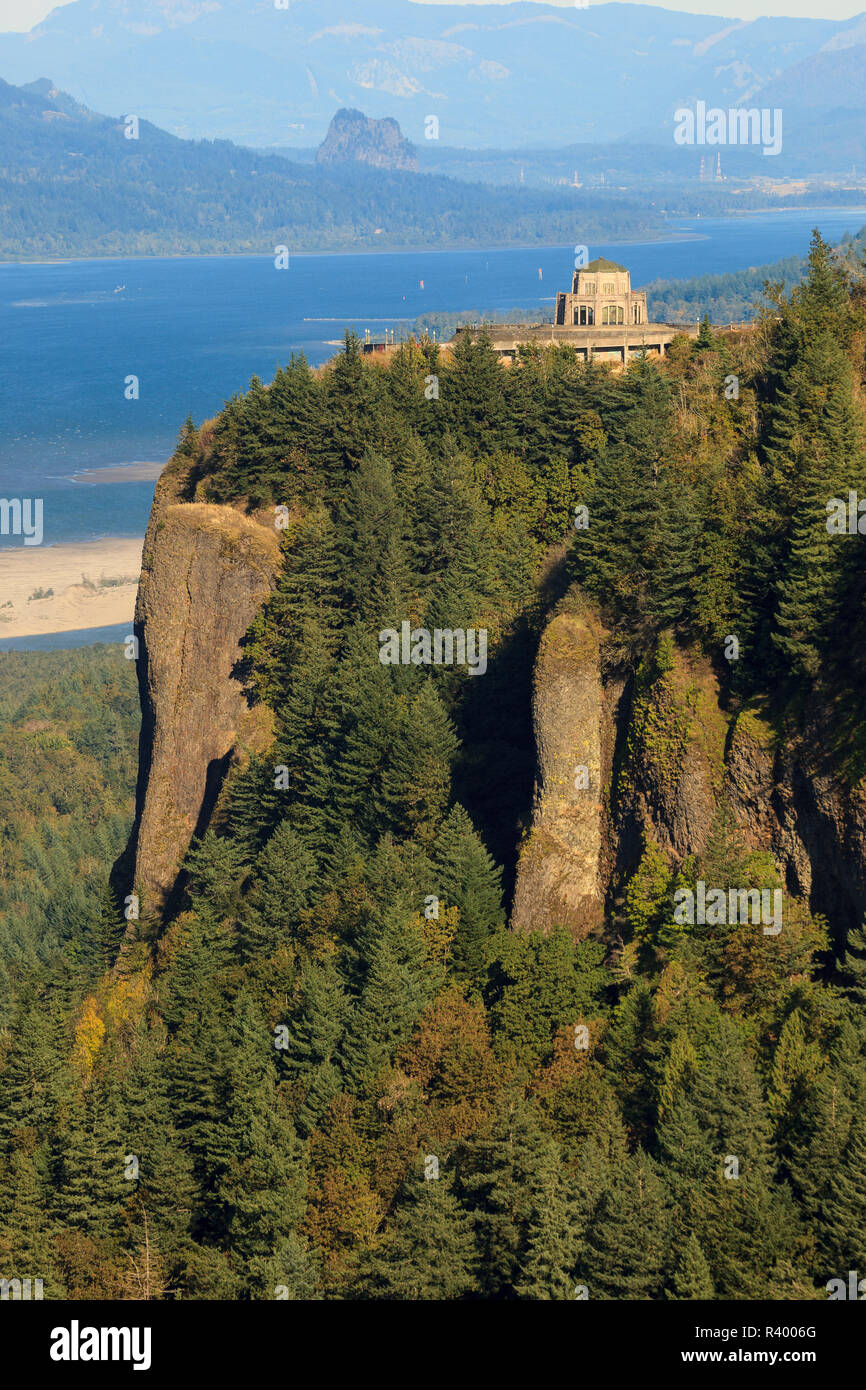Vista House at Crown Point in the Columbia Gorge, Oregon Stock Photo ...