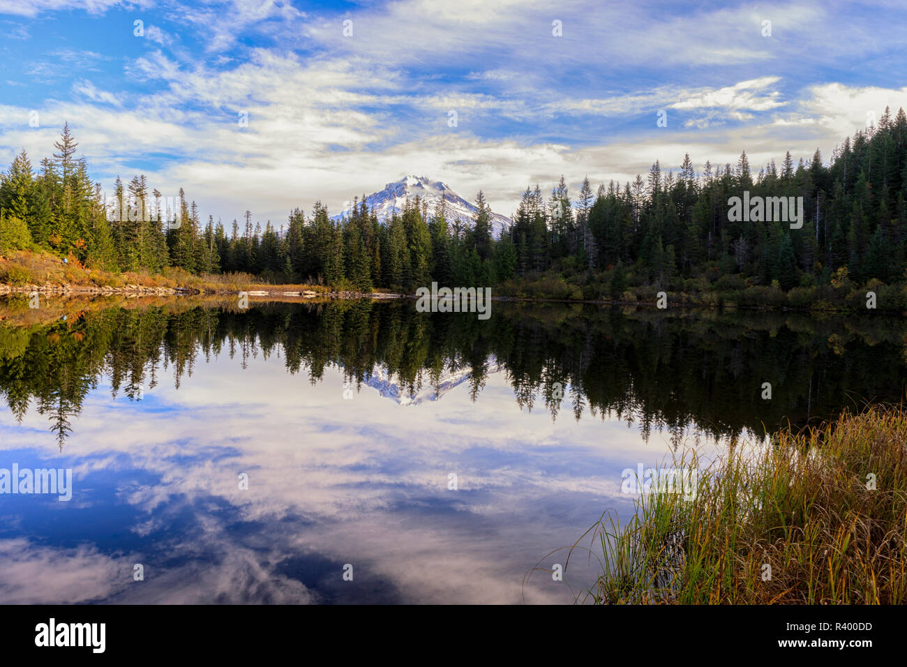 Mount Hood reflection in Mirror Lake. Columbia River Gorge, Oregon, USA ...