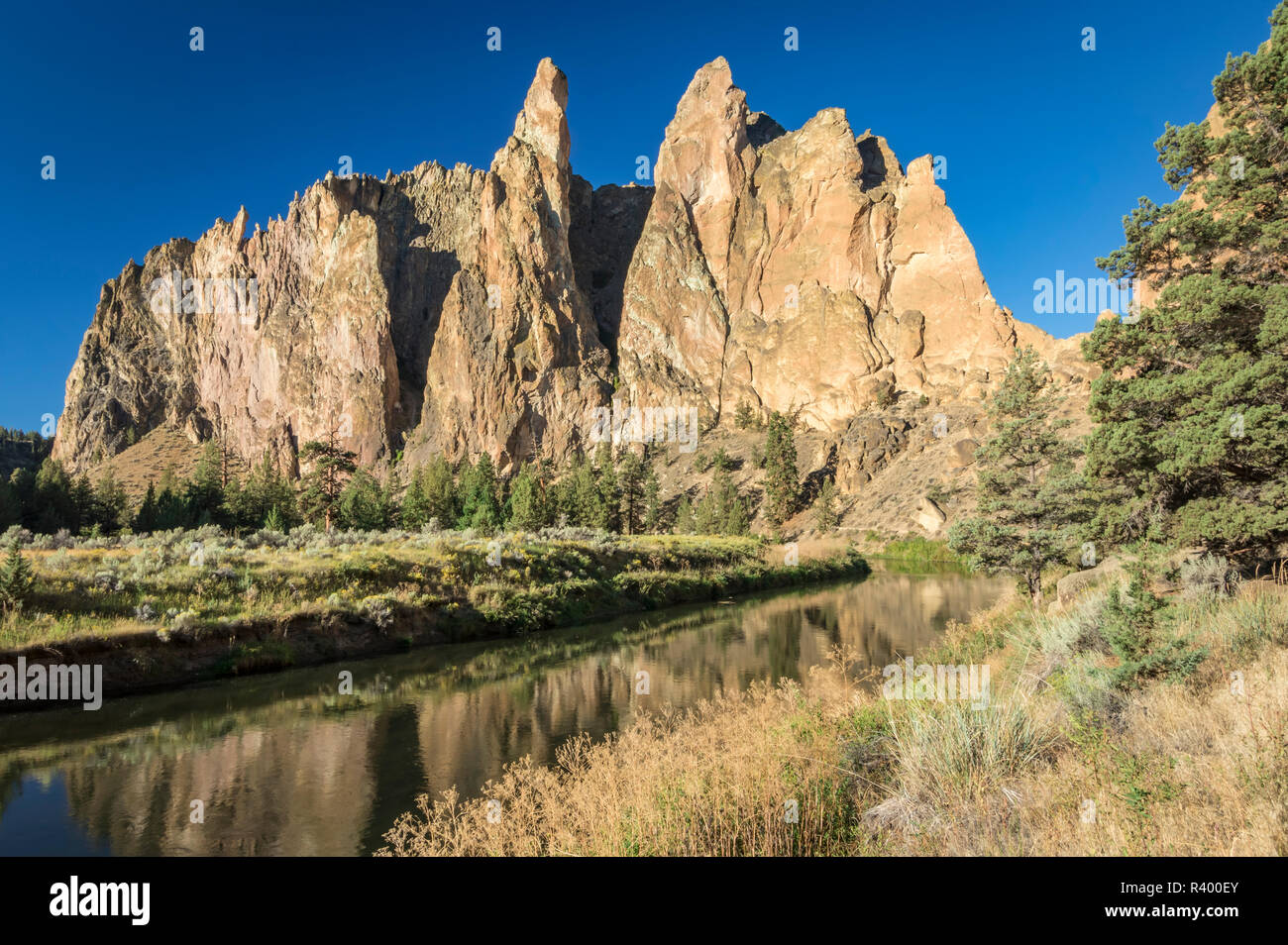 The Crooked river and rock formation at Smith Rock State Park, Oregon ...