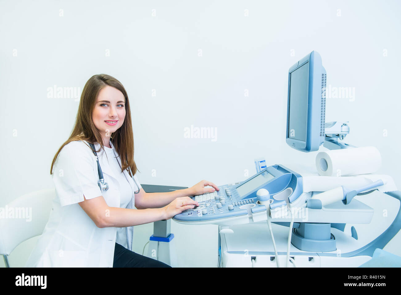 Gynecologist using ultrasound machine hi-res stock photography and ...