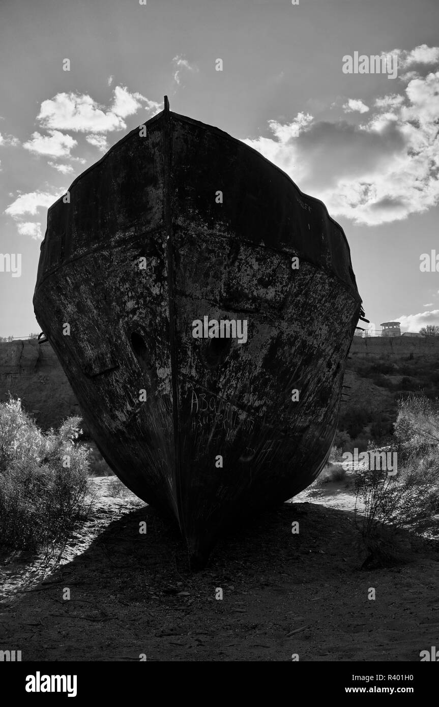 White ship disaster hi-res stock photography and images - Alamy