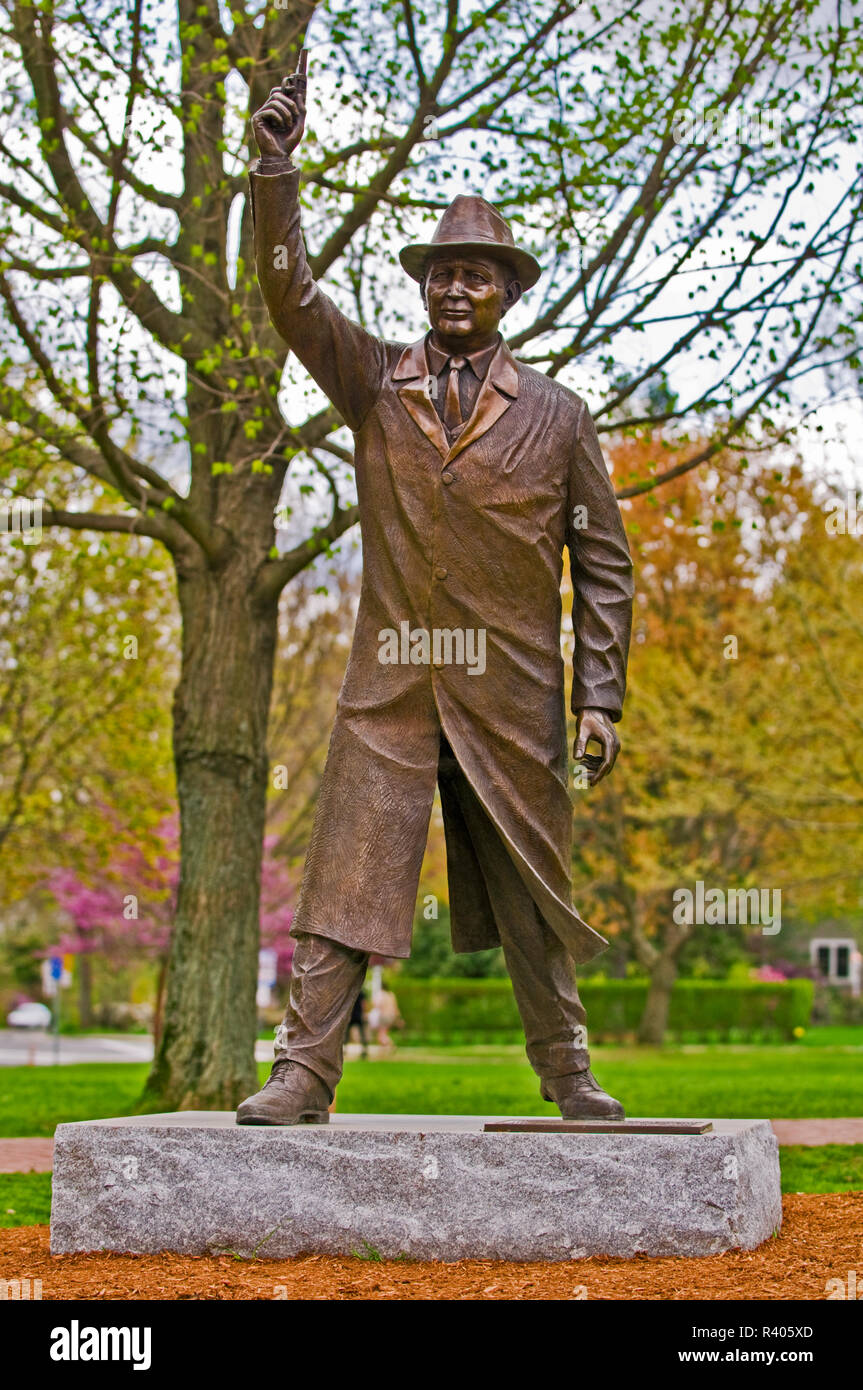 The Starter statue of George Brown at the starting line of the Boston ...
