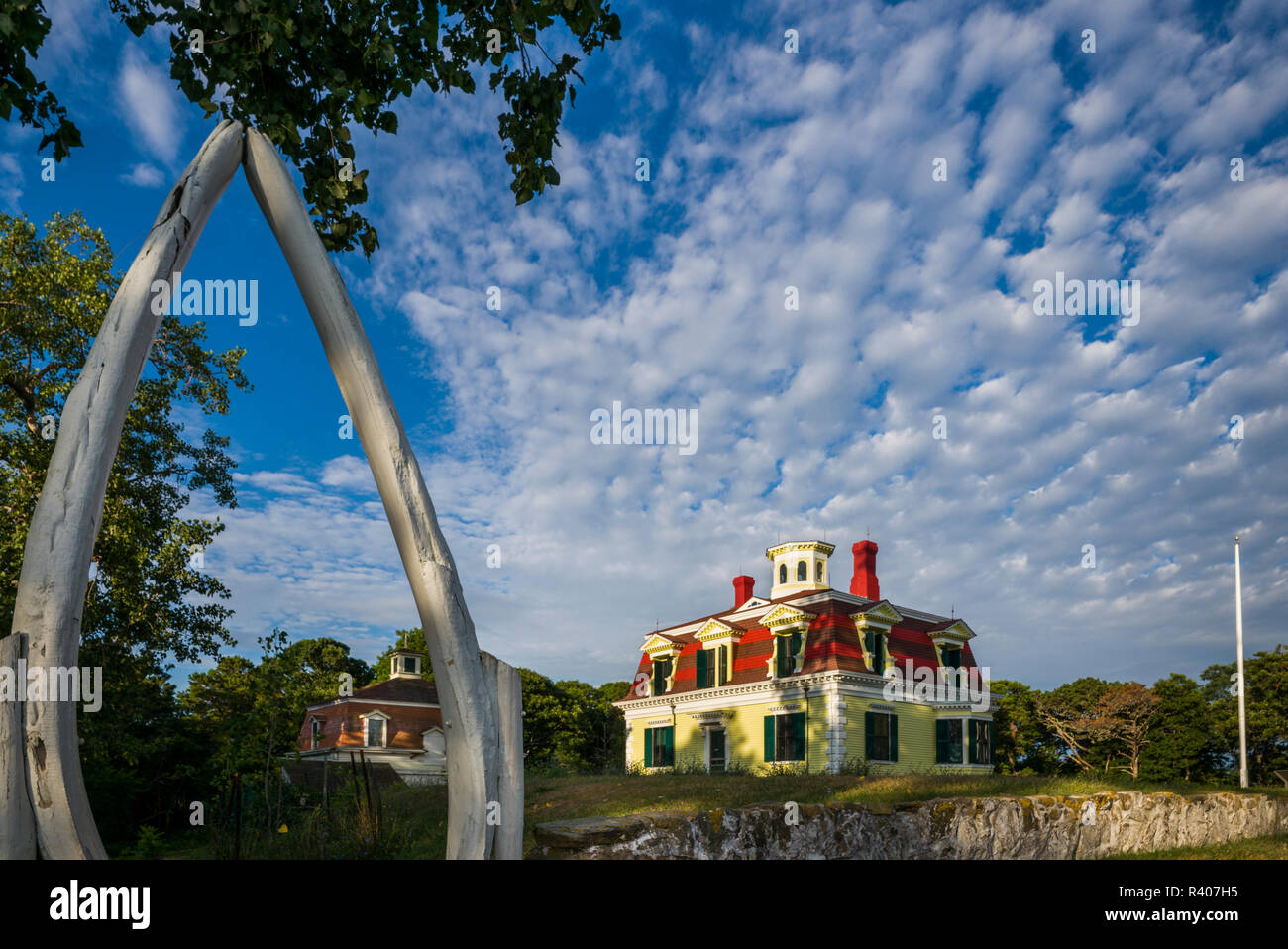 Whale bone house hi-res stock photography and images - Alamy