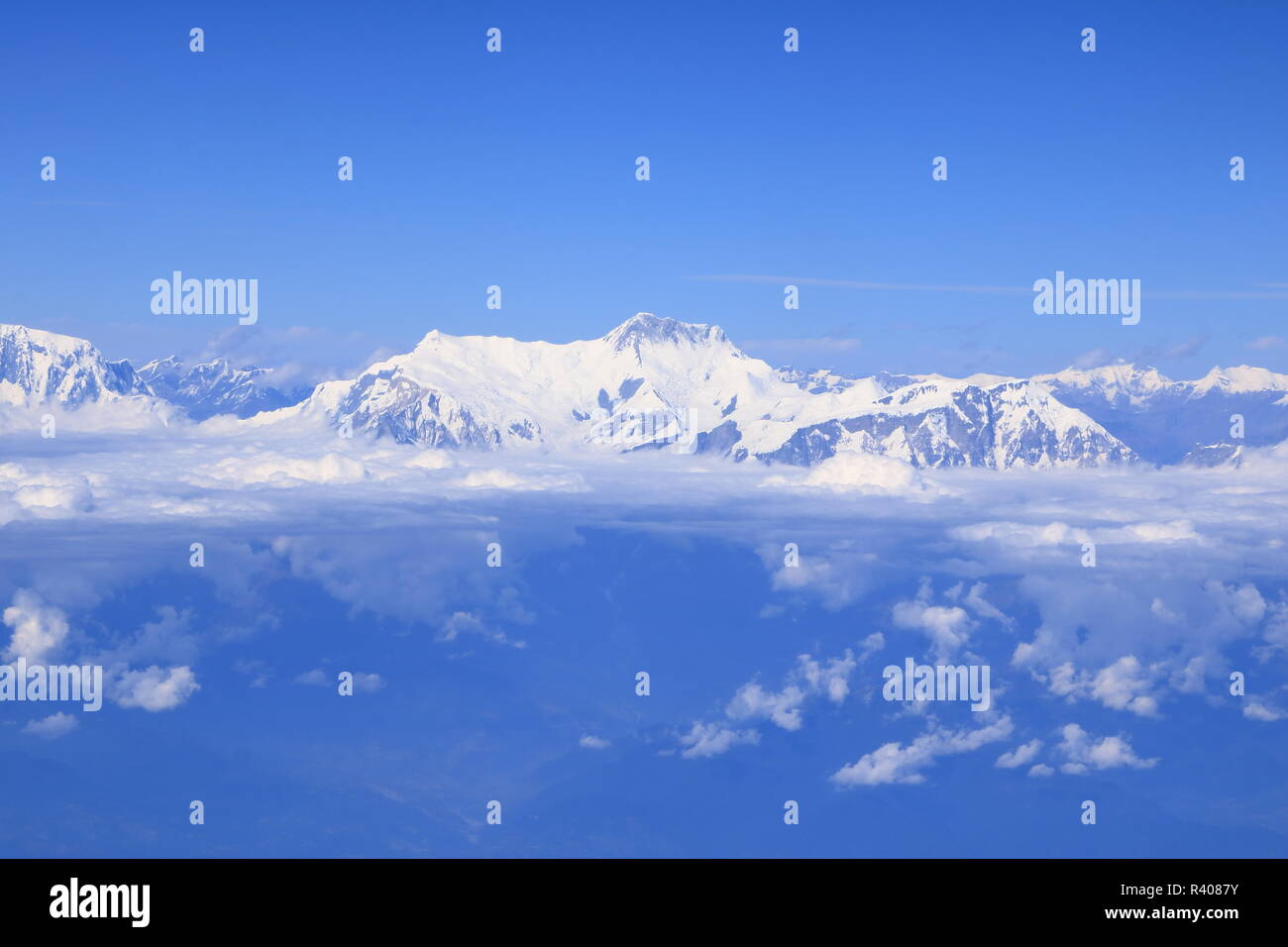 Himalayan range aerial everest hi-res stock photography and images - Alamy