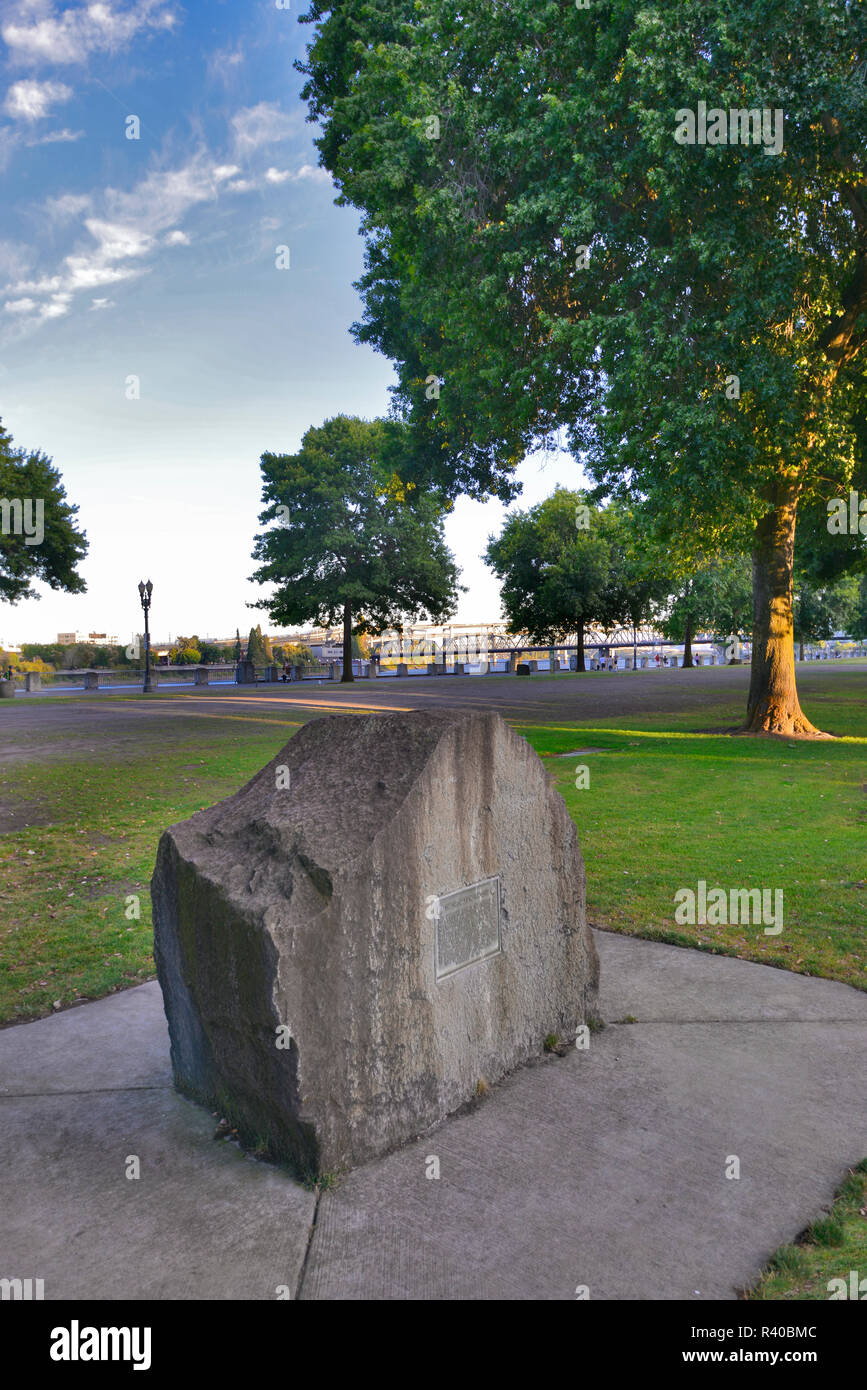 Portland oregon waterfront park hi-res stock photography and images - Alamy