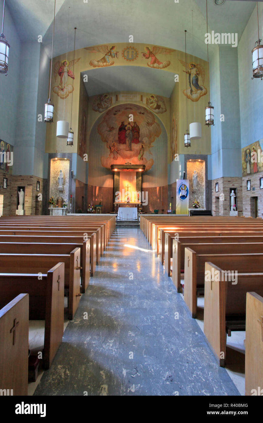 Inside roman catholic church hi-res stock photography and images - Alamy