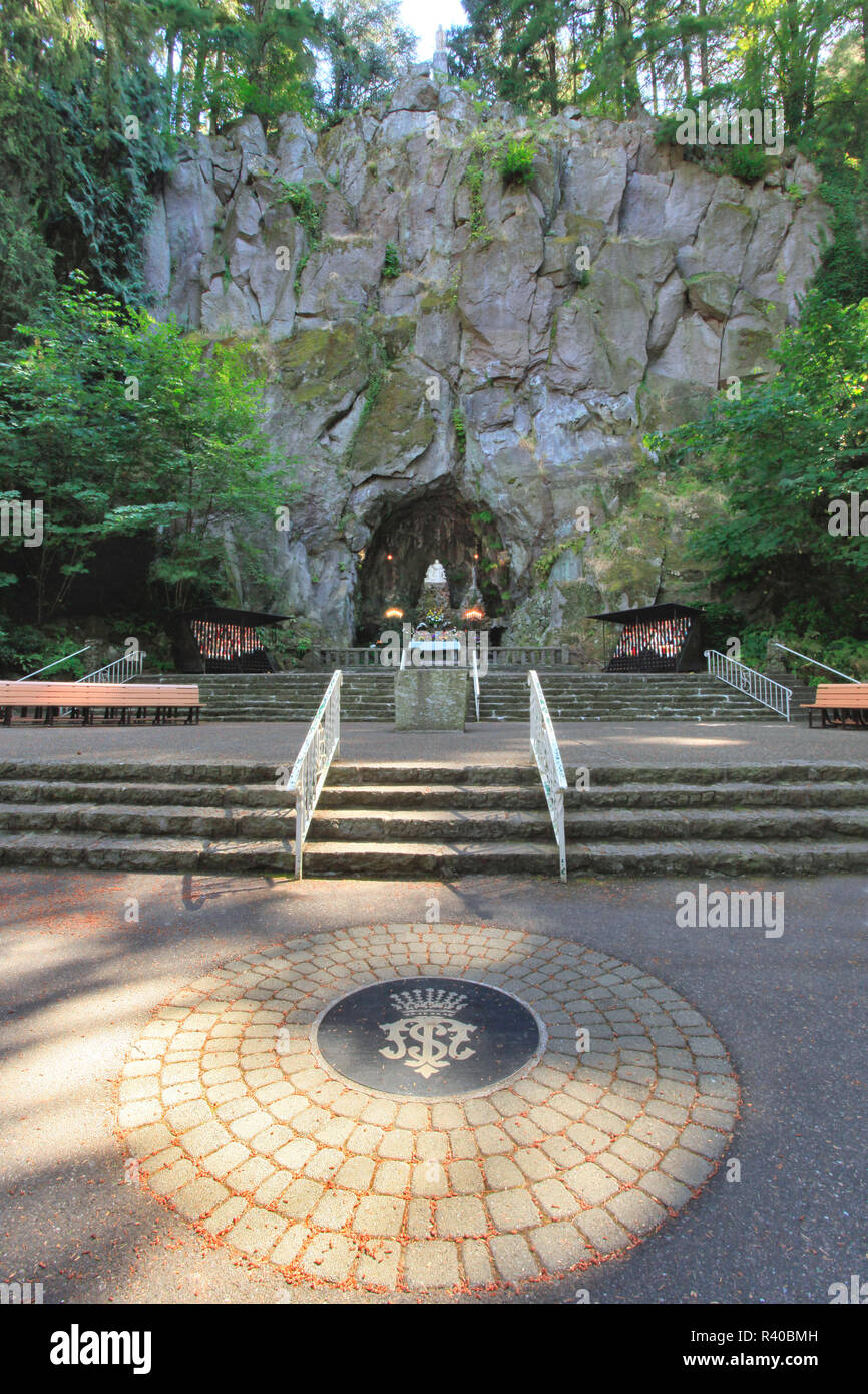 USA, Oregon, Portland. Entrance to The Grotto Roman Catholic shrine ...