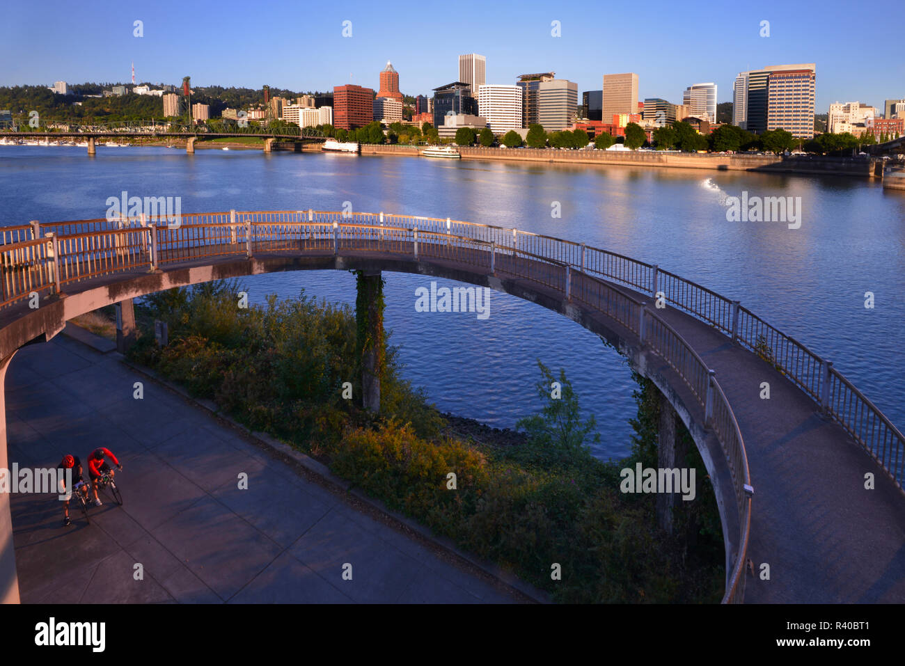 USA, Oregon, Portland. Vera Katz Eastbank Esplanade along Willamette ...