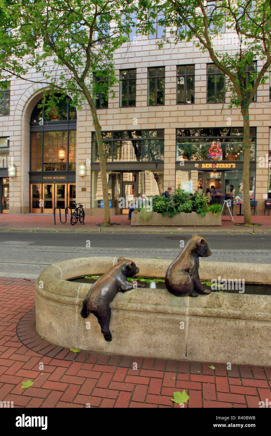 Bronze animals hi-res stock photography and images - Alamy