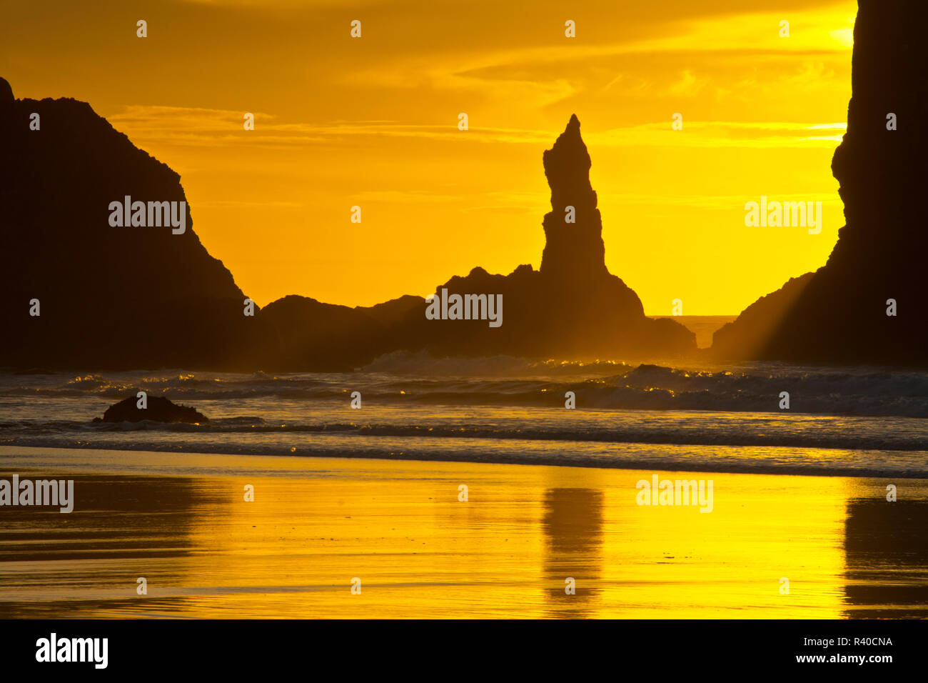 Golden Sunset, Sea Stacks, Bandon, Oregon, Usa Stock Photo - Alamy