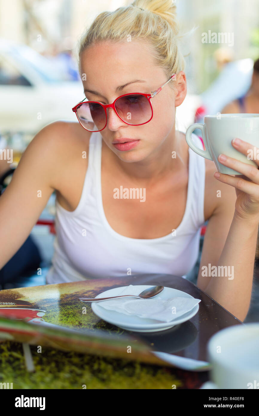 Girls street cafe italy hi-res stock photography and images - Alamy