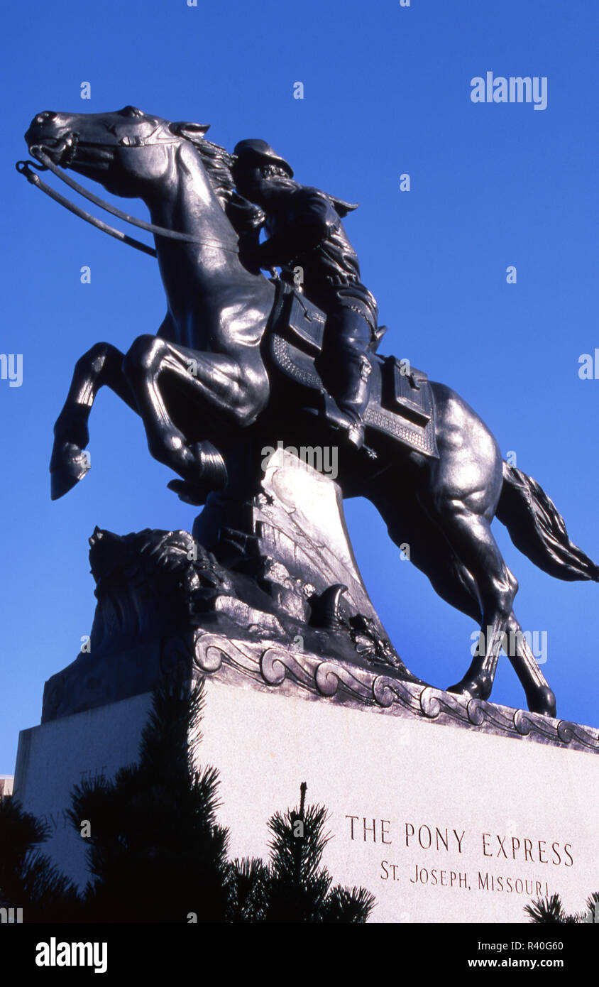 Pony express statue hi-res stock photography and images - Alamy