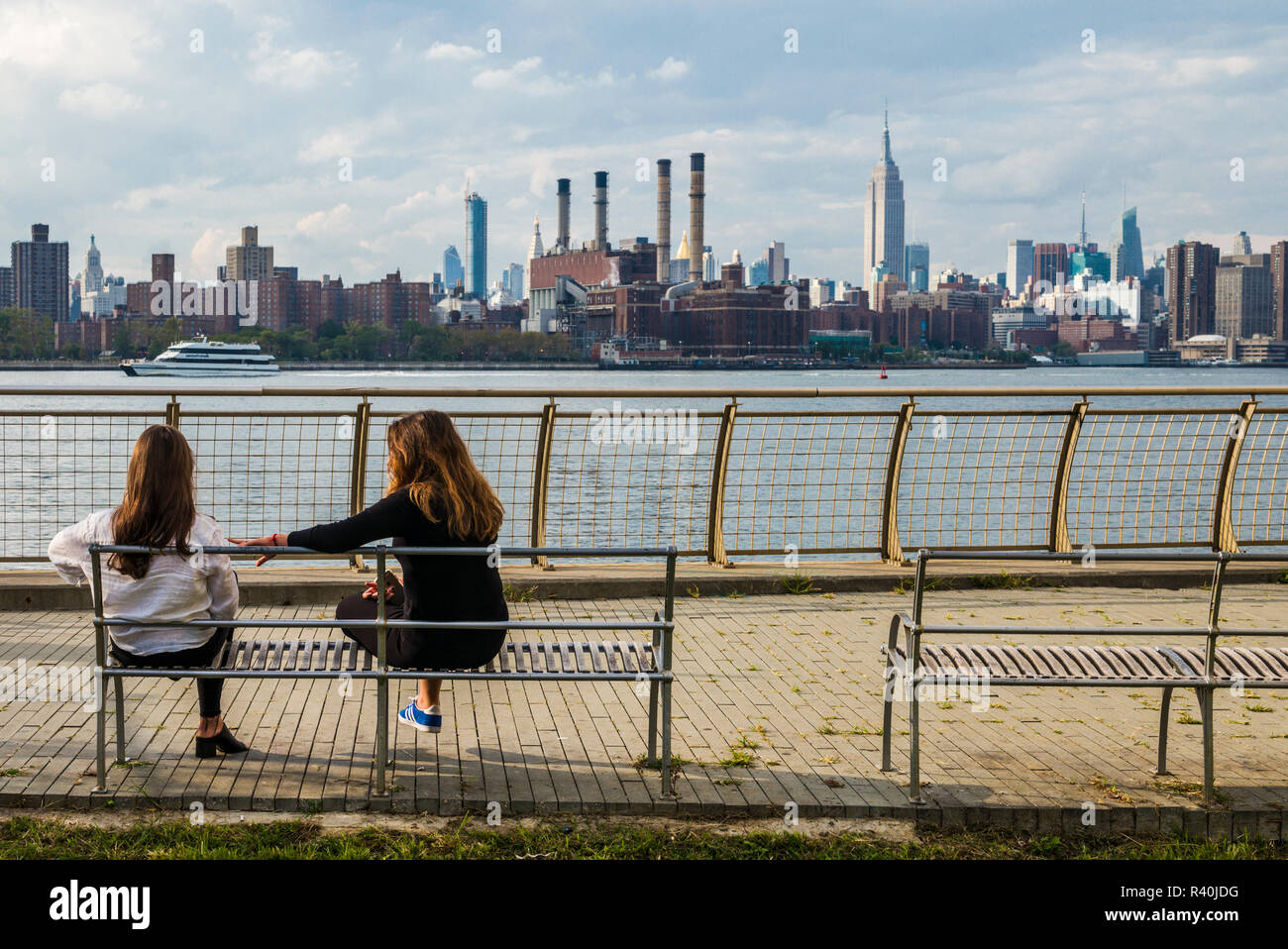 USA, New York, Brooklyn, Williamsburg, waterfront bench Stock Photo - Alamy