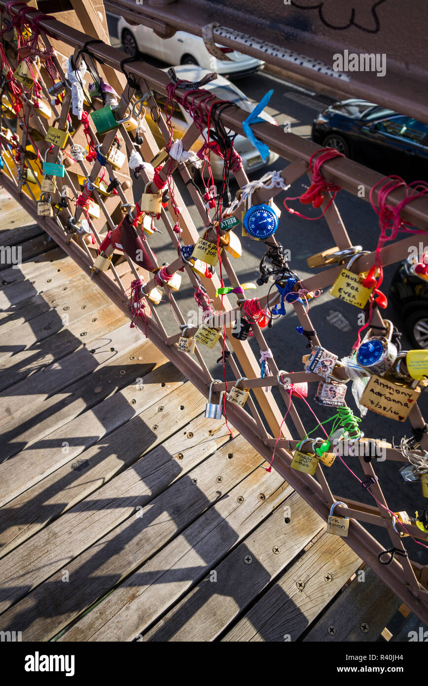 Love lock bridge brooklyn hi-res stock photography and images - Alamy