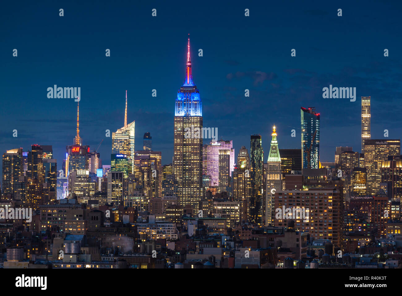 USA, New York City, Lower Manhattan, Midtown Manhattan skyline ...