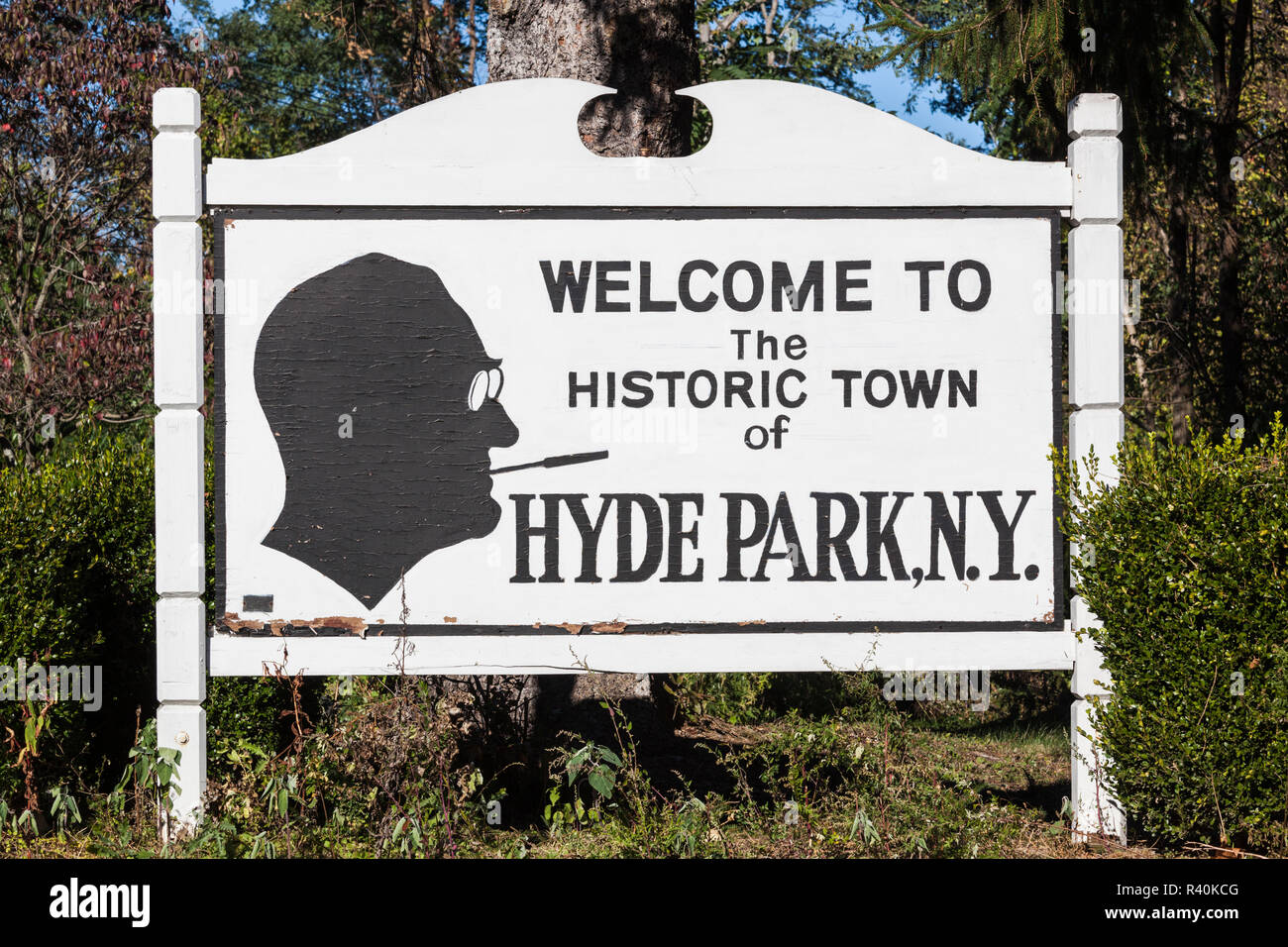 USA, New York, Hudson Valley, Hyde Park, town welcome sign with FDR ...