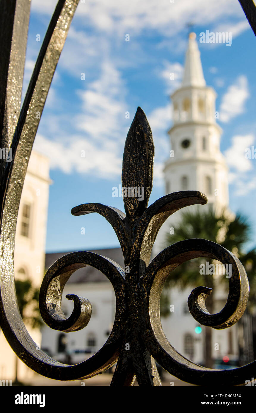 Historic charleston iron gate hi-res stock photography and images - Alamy