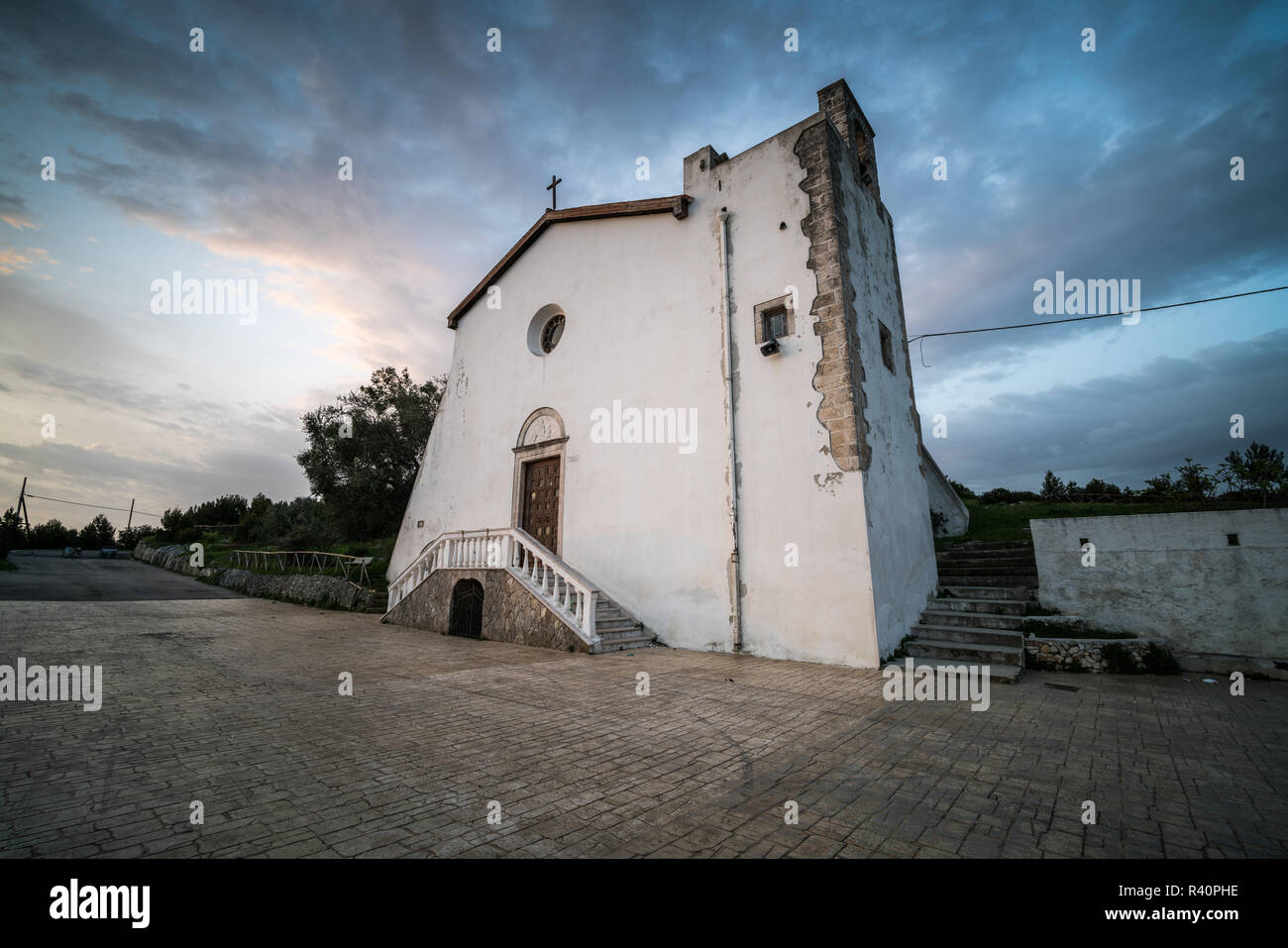 White churh hi-res stock photography and images - Alamy
