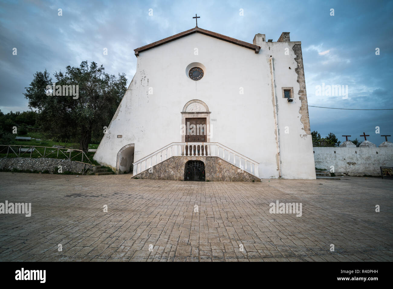 White churh hi-res stock photography and images - Alamy