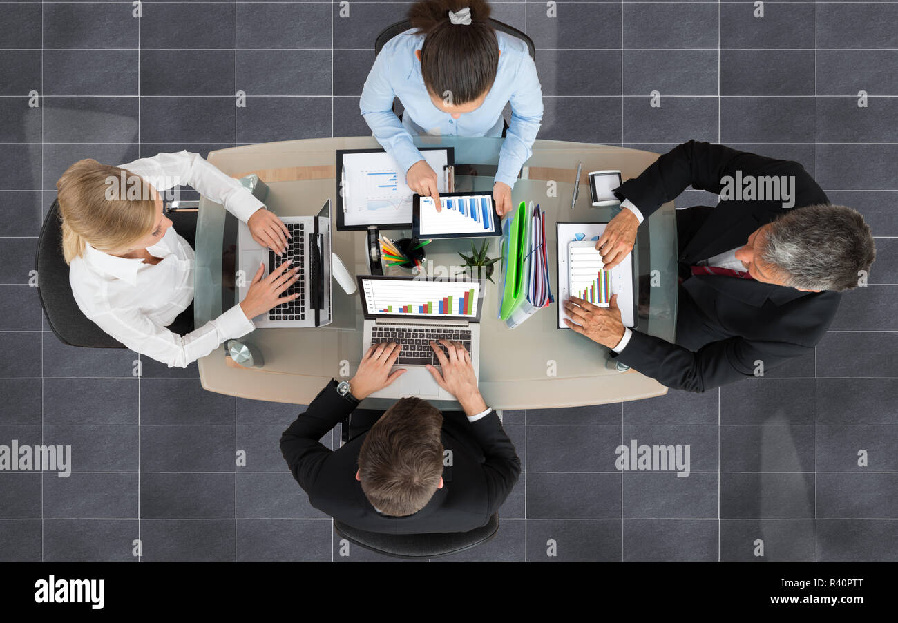 Busy office computers graphs hi-res stock photography and images - Alamy