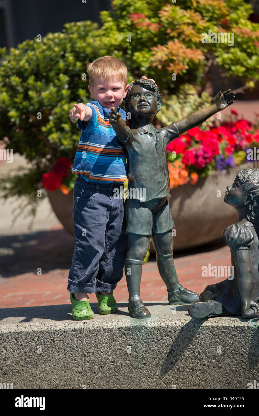 Statue of young boy hi-res stock photography and images - Alamy