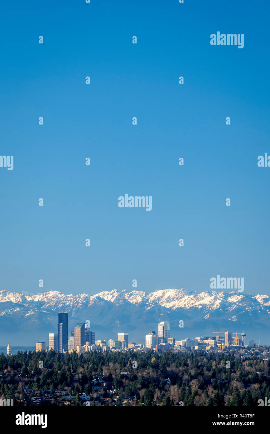 Seattle skyline mountains hi-res stock photography and images - Alamy