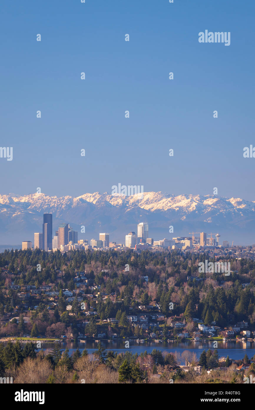 USA, Washington State. Lake Washington, Mercer Island, Seattle skyline ...