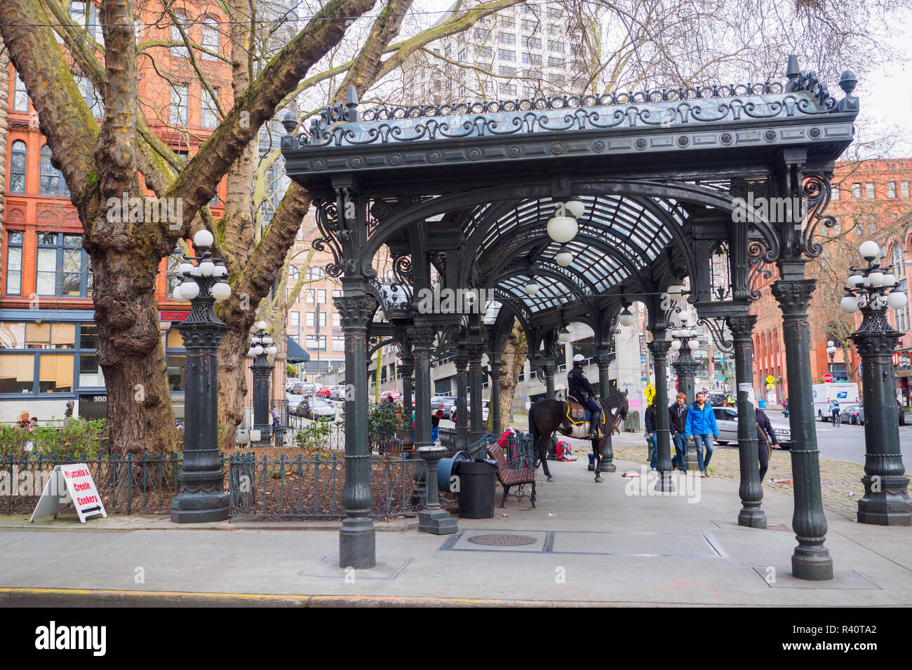 Iron pergola hi-res stock photography and images - Alamy