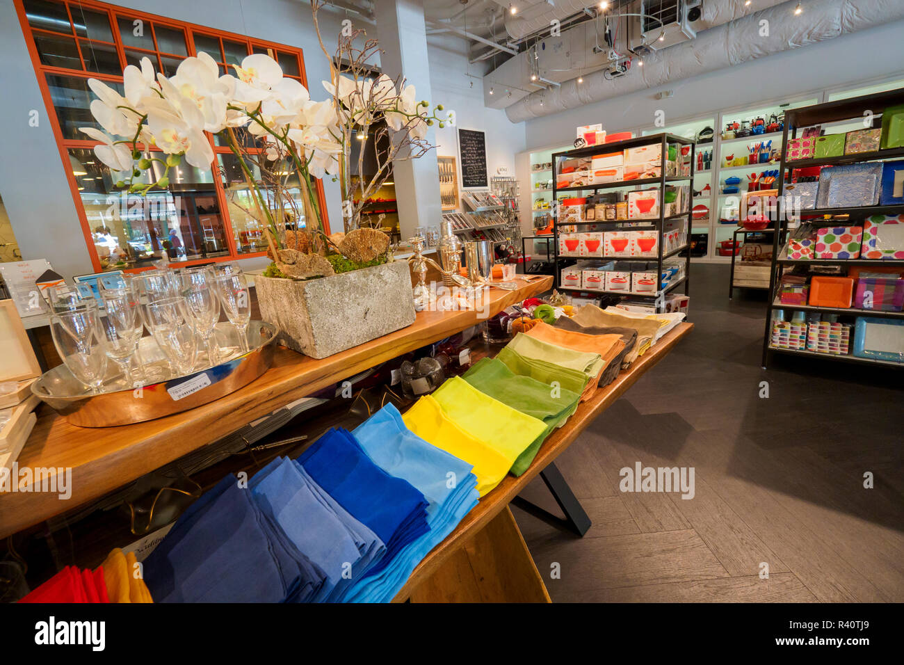 USA, Washington State, Bellevue. Home goods shop in downtown building ...
