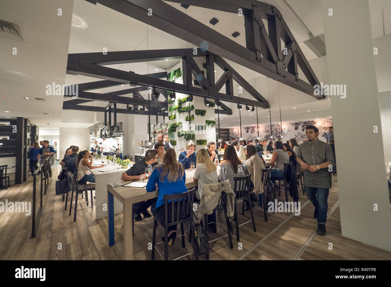 USA, Washington State, Bellevue. Restaurant in Lincoln Square ...