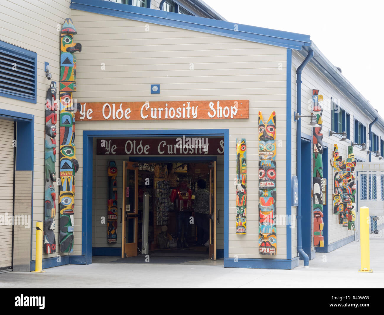 Ye olde curiosity shop hi-res stock photography and images - Alamy