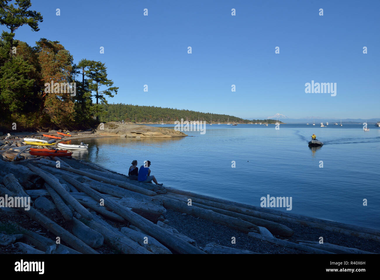 USA, Washington State, San Juan Islands, Sucia Island, Couple sitting ...