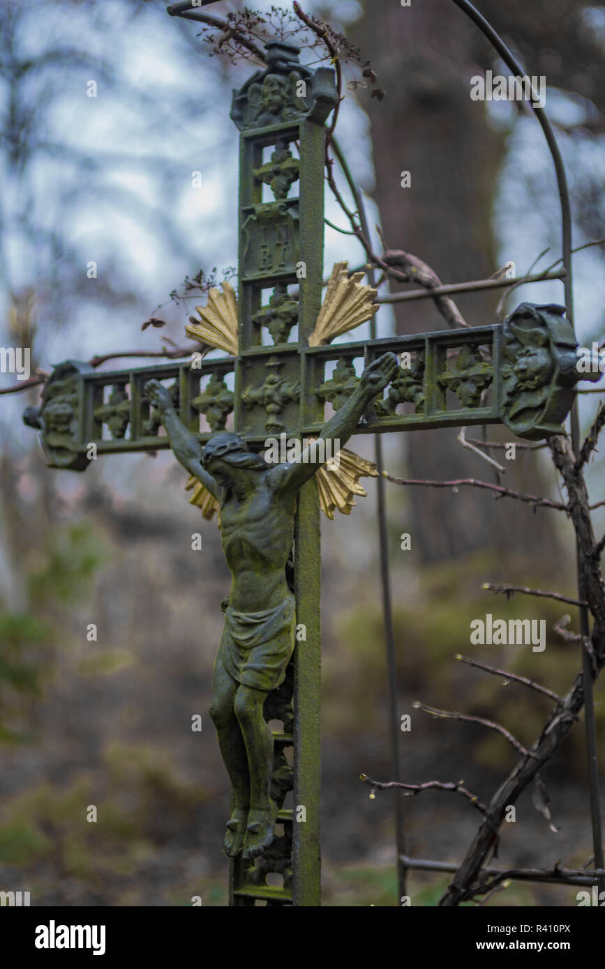 Metal cross on grave hi-res stock photography and images - Alamy