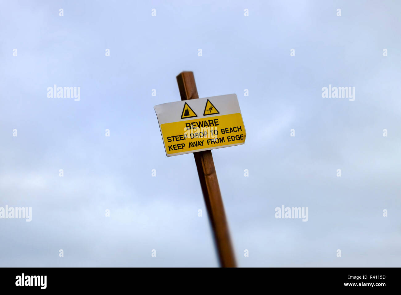 Warning sign of steep drop hi-res stock photography and images - Alamy