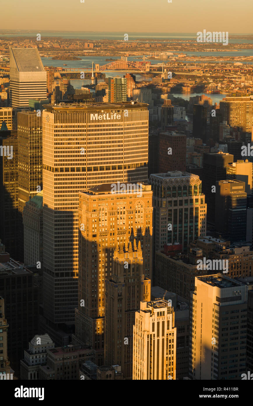 Elevated view of the met life building hi-res stock photography and ...