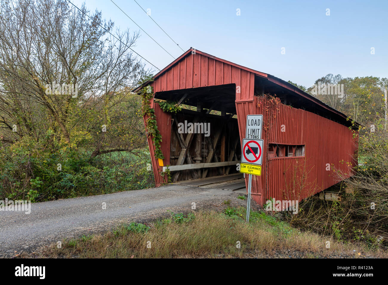 Palos Covered Bridge spans Sunday Creek in Athens County, Ohio, USA ...