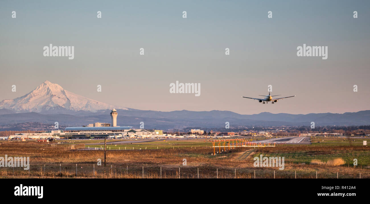 Portland airport hi-res stock photography and images - Alamy