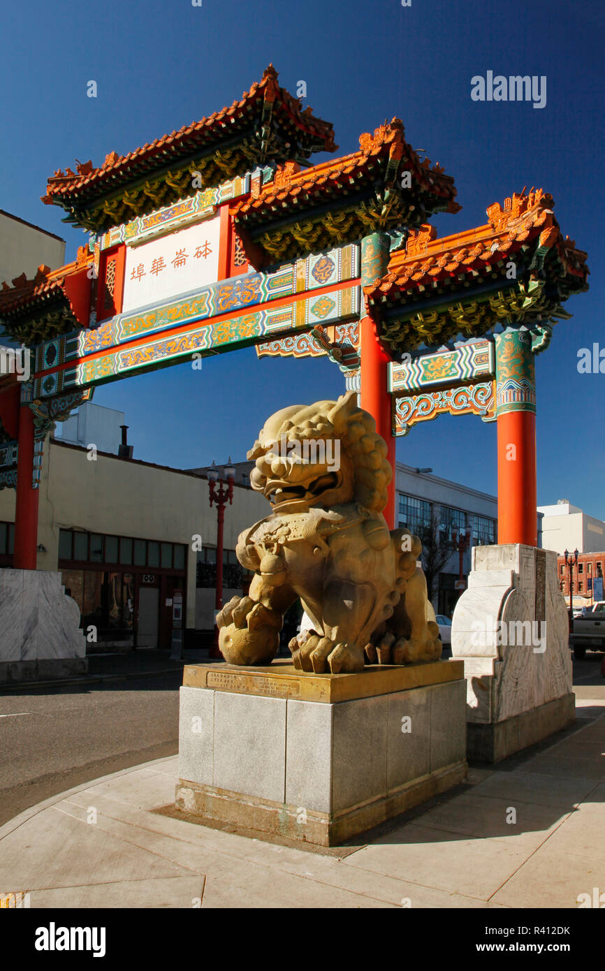 Usa, Oregon, Portland. Chinatown Gate and statue. Credit as: Steve ...
